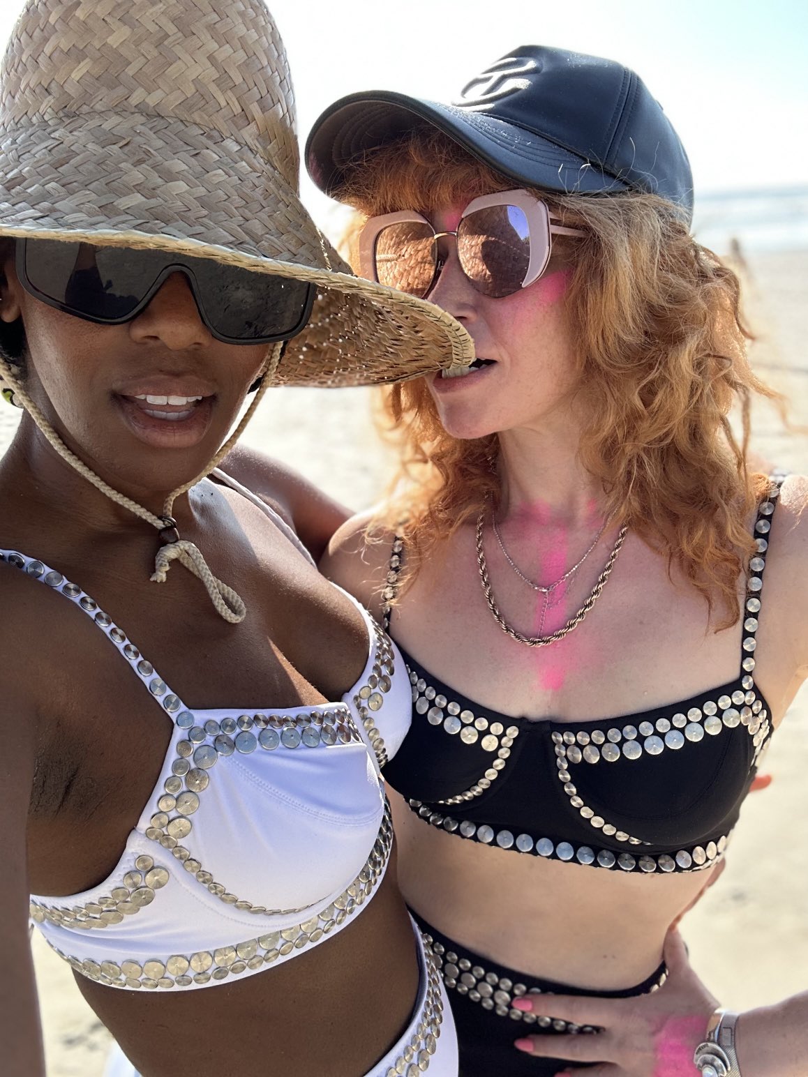 natasha lyonne on Twitter: "Happy new year - we love you. ⁦@taranitup49⁩ 😎😎😎 https://t.co ...