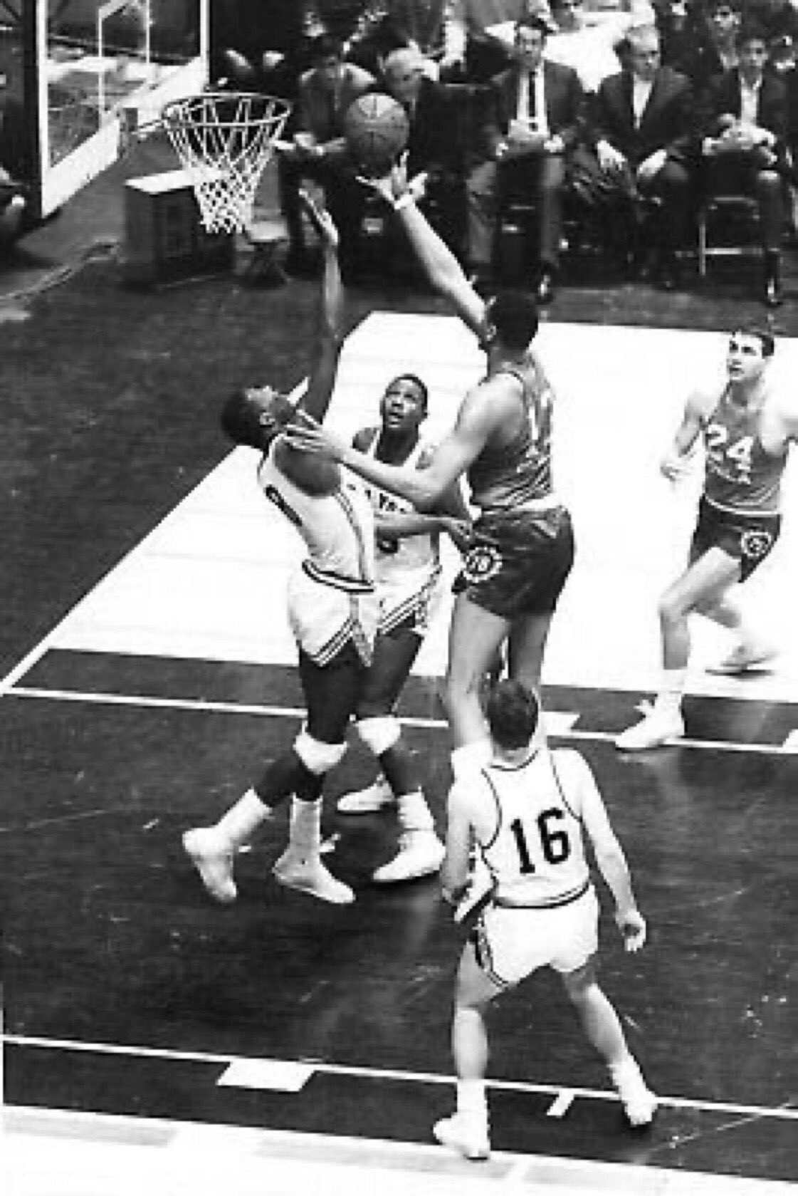 Tom's Old Days on Twitter: "“Old Days”Wilt Chamberlain goes over Walt Bellamy and Willis Reed as ...