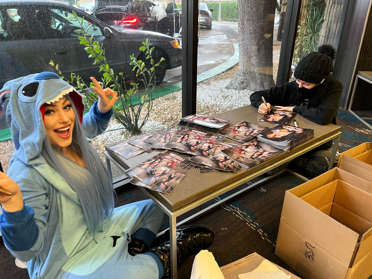 Facesbyrachie Sith Vampire On Twitter Vampirella Vs Red Sonja Dynamitecomics Comic Signing