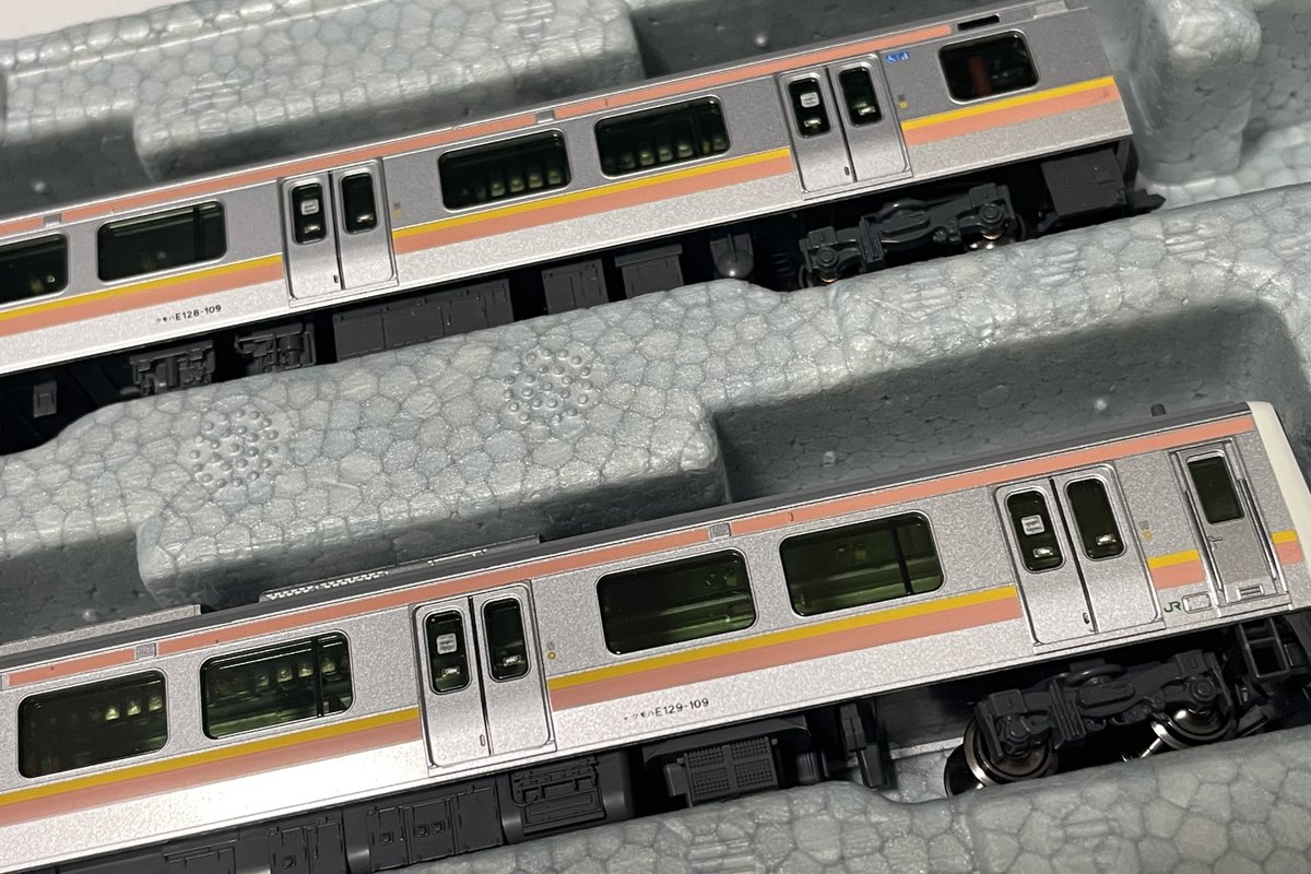 環 on Twitter: "KATO製2両、TOMIX製12両のE129系にドアステッカーと優先席のインレタを貼り付けました。 全て世田谷さん(@sscmodel )の No.634/908 ...