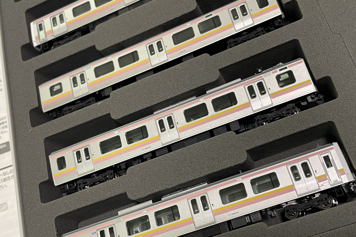 環 on Twitter: "KATO製2両、TOMIX製12両のE129系にドアステッカーと優先席のインレタを貼り付けました。 全て世田谷さん(@sscmodel )の No.634/908 ...