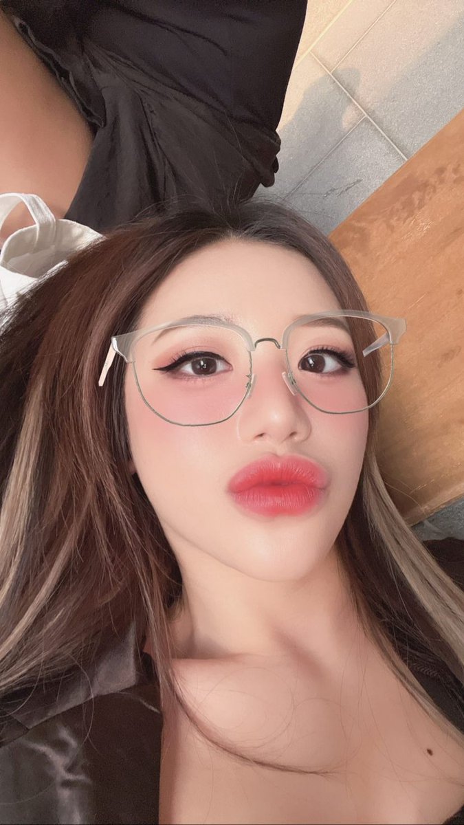 Siew Ms Puiyi on Twitter: "🤎🖤💃"