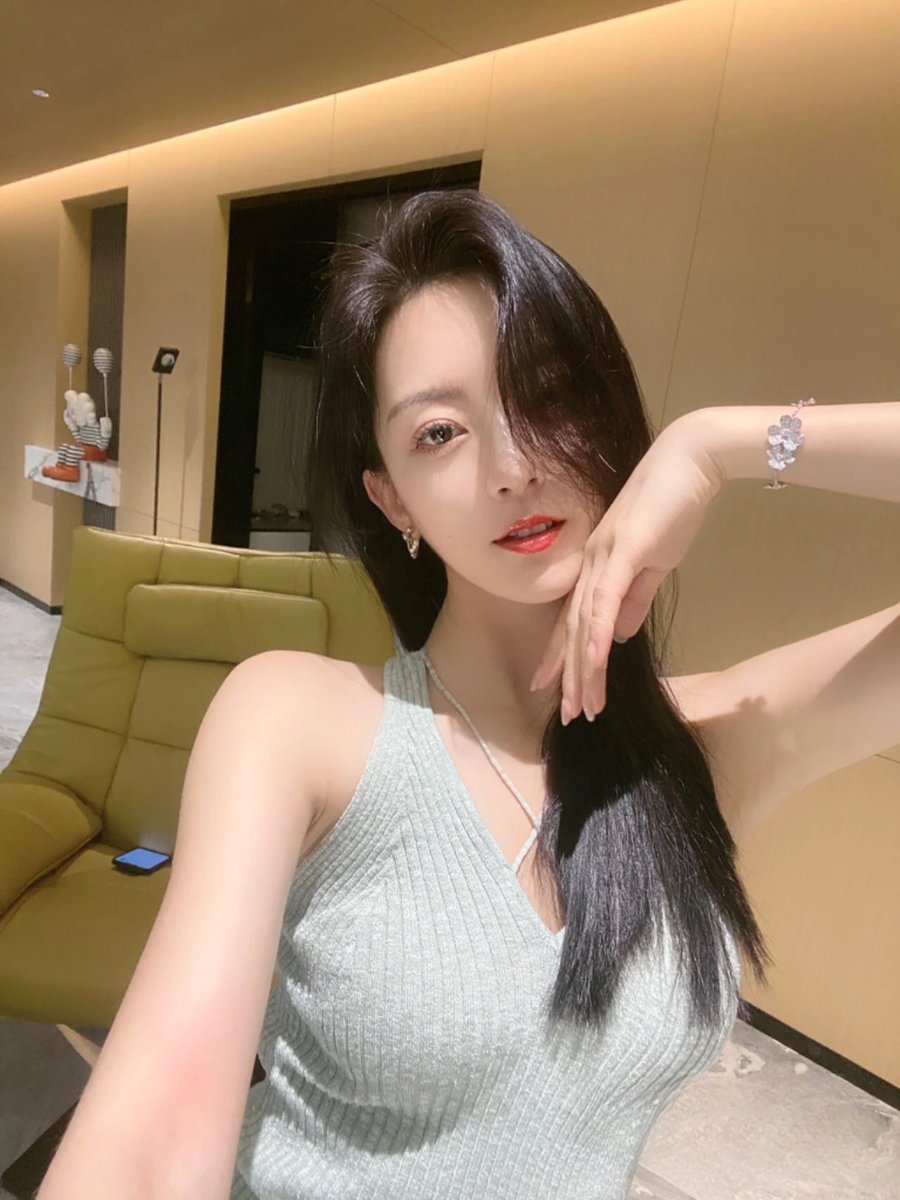 Menger.梦儿 on Twitter: "有点姐系🫰"