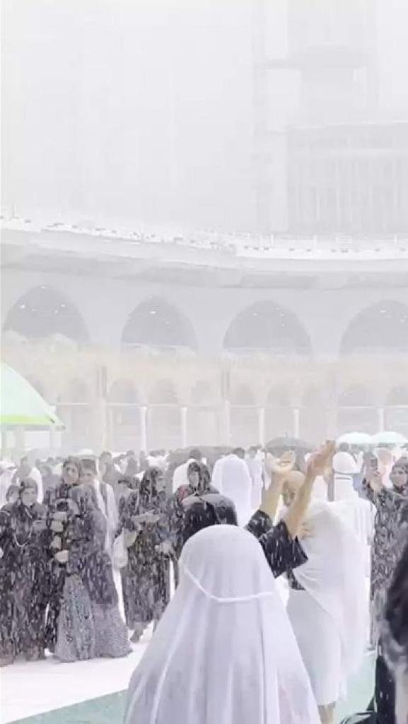 Cairo 24 - القاهرة 24 on Twitter: "مشهد عظيم.. الثلوج تكسو الكعبة وسط ...