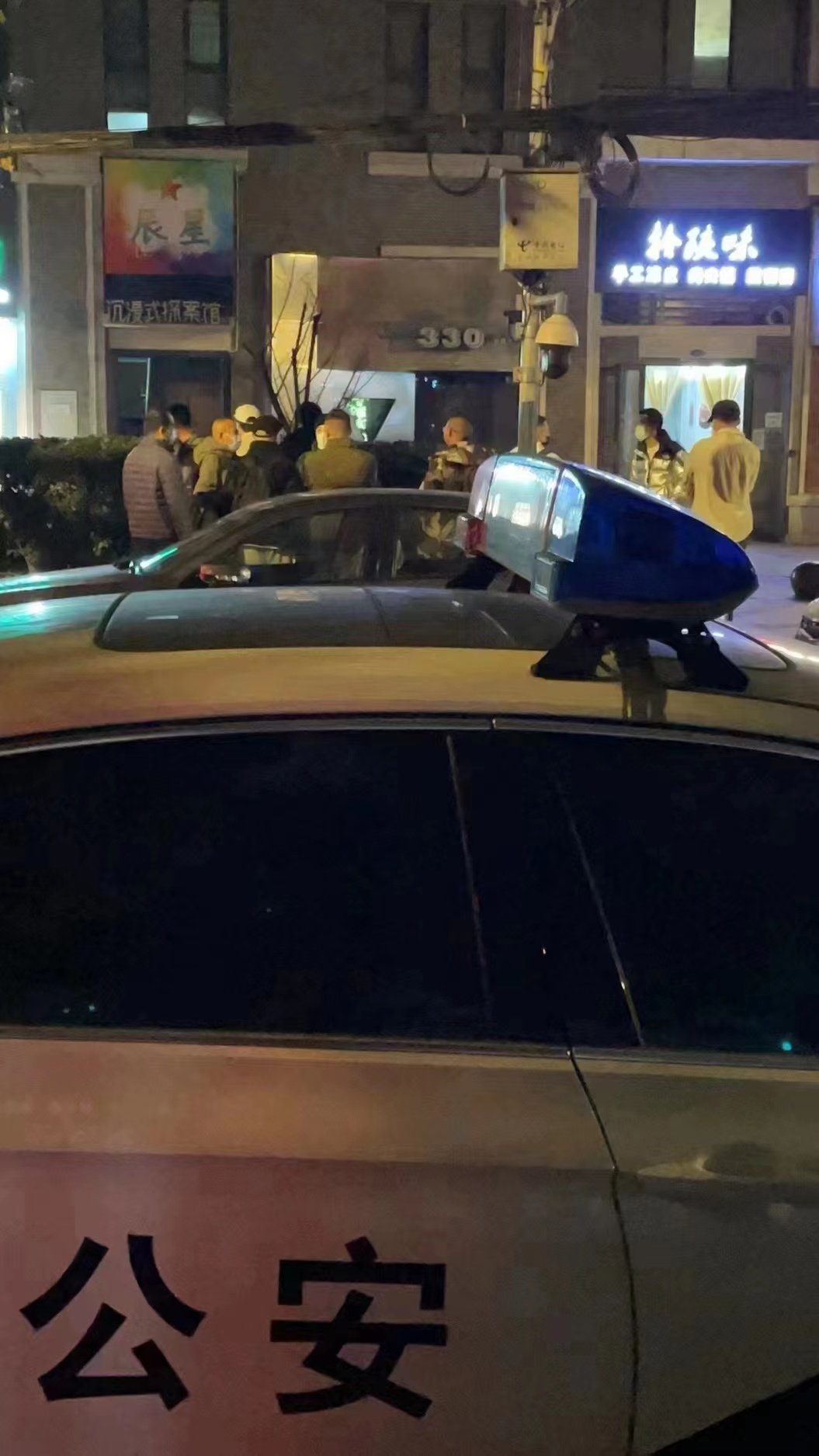 淋系艺人 On Twitter 开业三天惨遭警察捉鸡,辰星浴室每天三四百人的赤裸交配,终于还是引来了同行的嫉妒!据妓者报道,某夕阳红浴室在跨年这几天门可罗雀,嗷嗷待操的爷爷们苦等三天