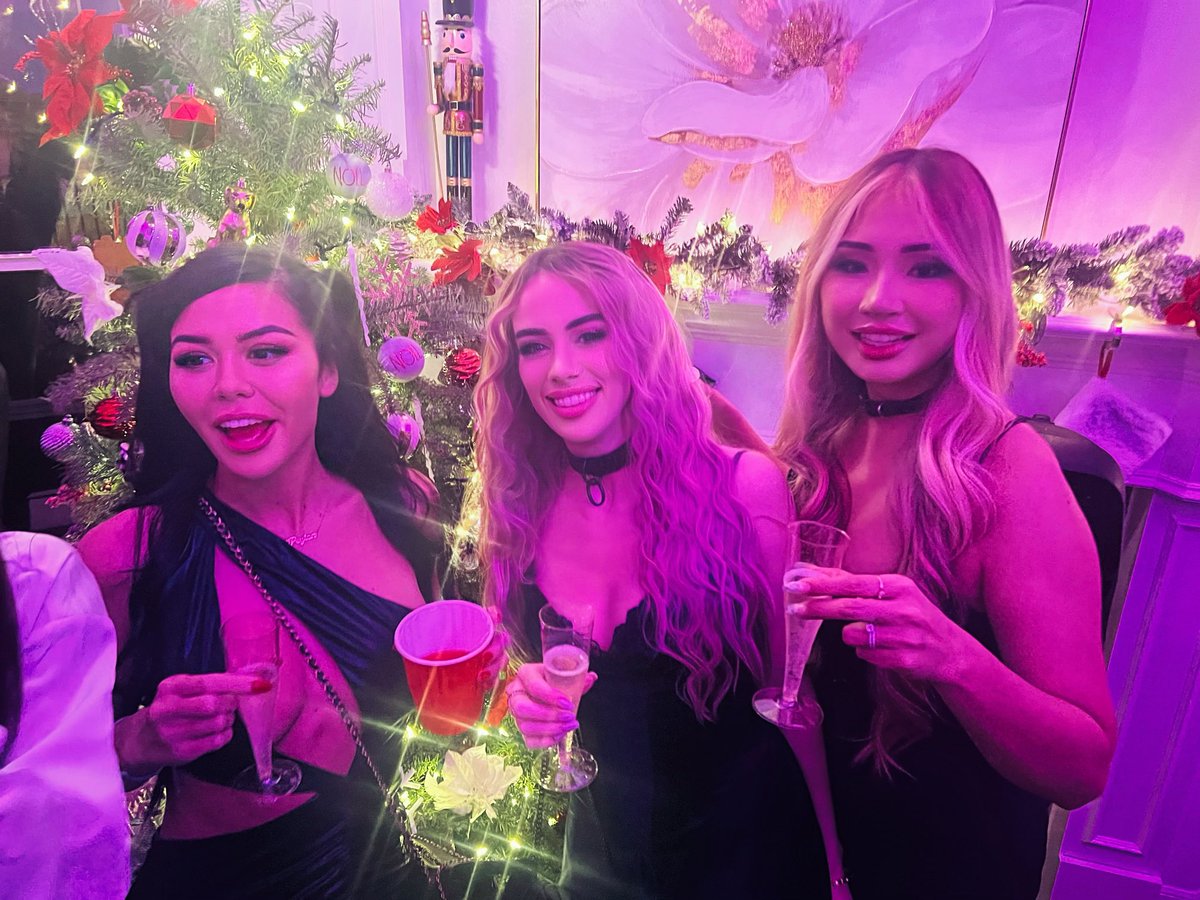 Happy new year!! Spent mine with these stunning ladies 🥰 @RileyTwitch ...