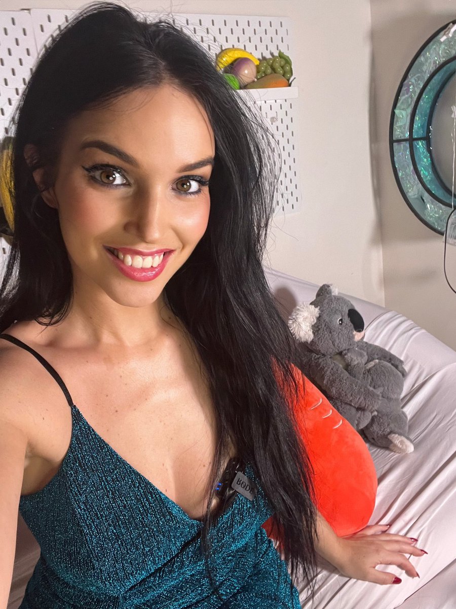 Animatrices & Célébrités 🇫🇷 on Twitter: "RT @PriscillaLiaud: Bonne annéeee🥳c’est parti #twitch ...