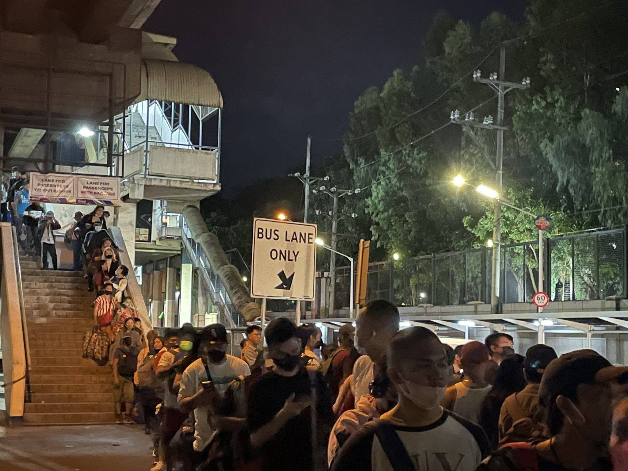 DZBB Super Radyo on Twitter: "LOOK: Pila ng mga pasahero sa EDSA Bus Carousel sa Ortigas Station ...