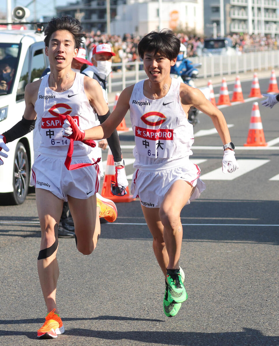 スポーツ報知・箱根駅伝情報 on Twitter: "【 #箱根駅伝 】 #駒澤大学 ・鈴木芽吹、4区7キロ手前で首位の #中央大学 ・吉居駿恭に並ぶ… #青山学院大学 ・太田蒼生が迫る ...