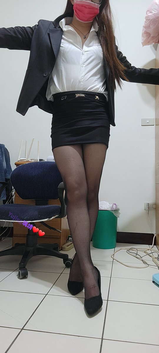 Yujing瑀靖 ️ ️(私密我，麻煩請丟您本人的照片..頭照不算謝謝，否則不回應) on Twitter: "昨晚原本想穿這樣出門🥺，結果外頭給我下雨😭，沒辦法讓霉腿庫透透氣😓"