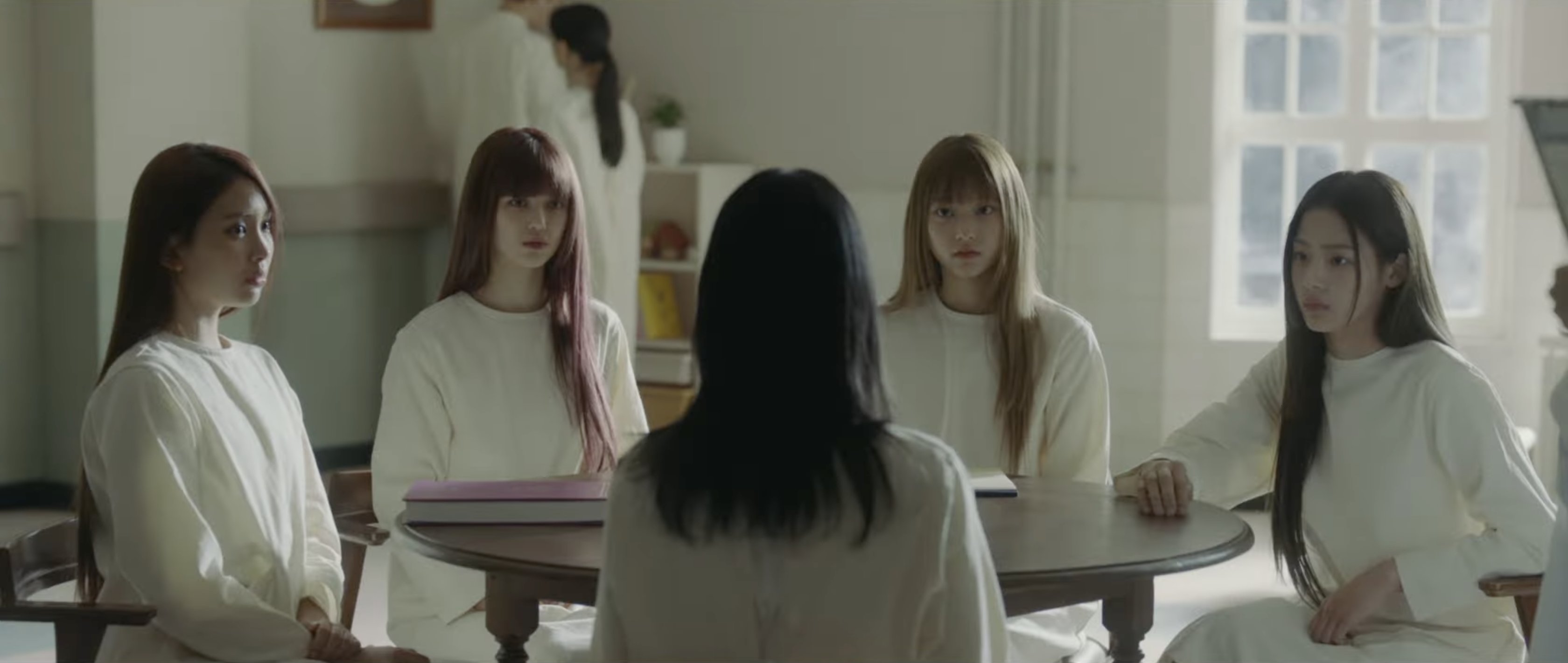 Rappler on Twitter: "OH MY, OH MY GOD! 😱 Breakout K-pop rookie group NewJeans releases their ...