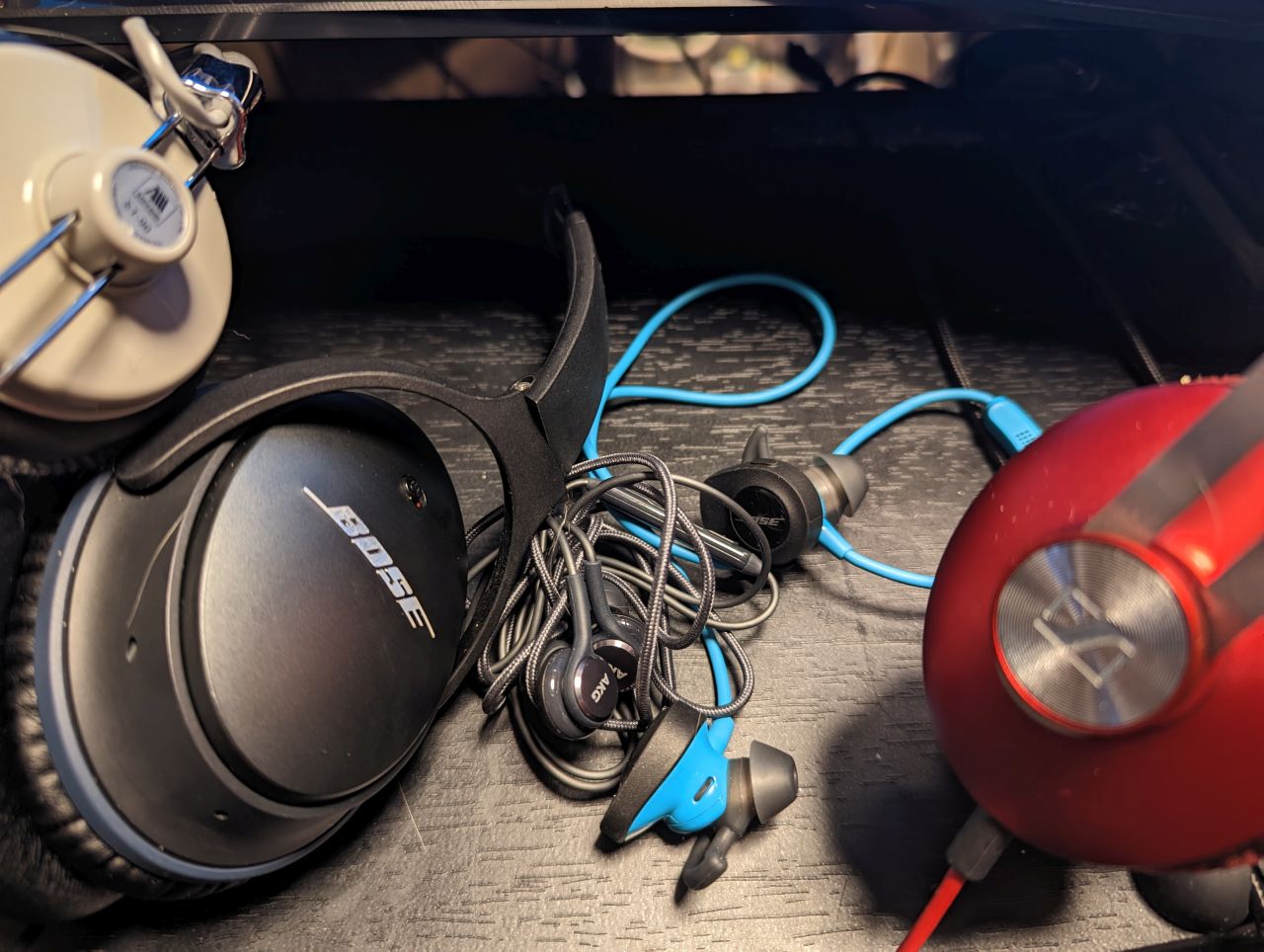 ゆでお on Twitter: "現行ヘッドホン群。左からアシダ音響、BOSE, AKG, BOSE,ゼンハイ。使用頻度（≒音質）は右が高い。アシダ ST-90-07 の評判と見た目が良くて ...