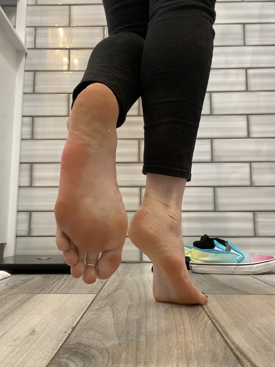 Girls Feet on Twitter: "RT @ValsSweetFeet: Sneaky bathroom pics 🥵😈 @Footlover24and7 ...