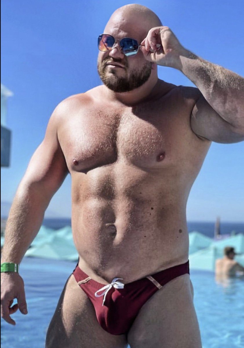 bald-bodybuilders-on-twitter-i-loooove-me-a-big-muscle-daddy-in-a