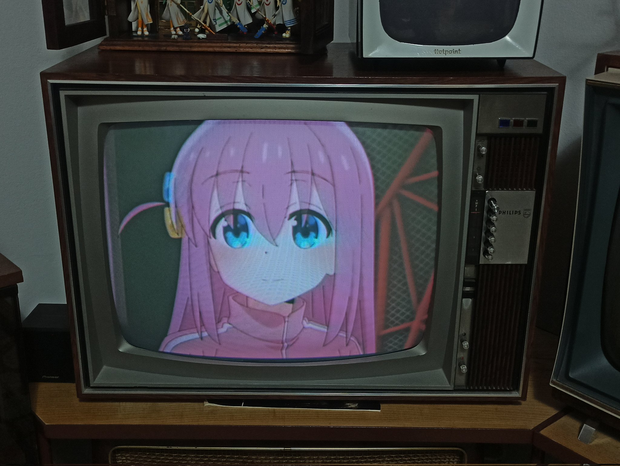 I put waifus on a vintage TV on Twitter: "Hitori Gotō - Bocchi the Rock! Philips X25K121 - 1968 ...