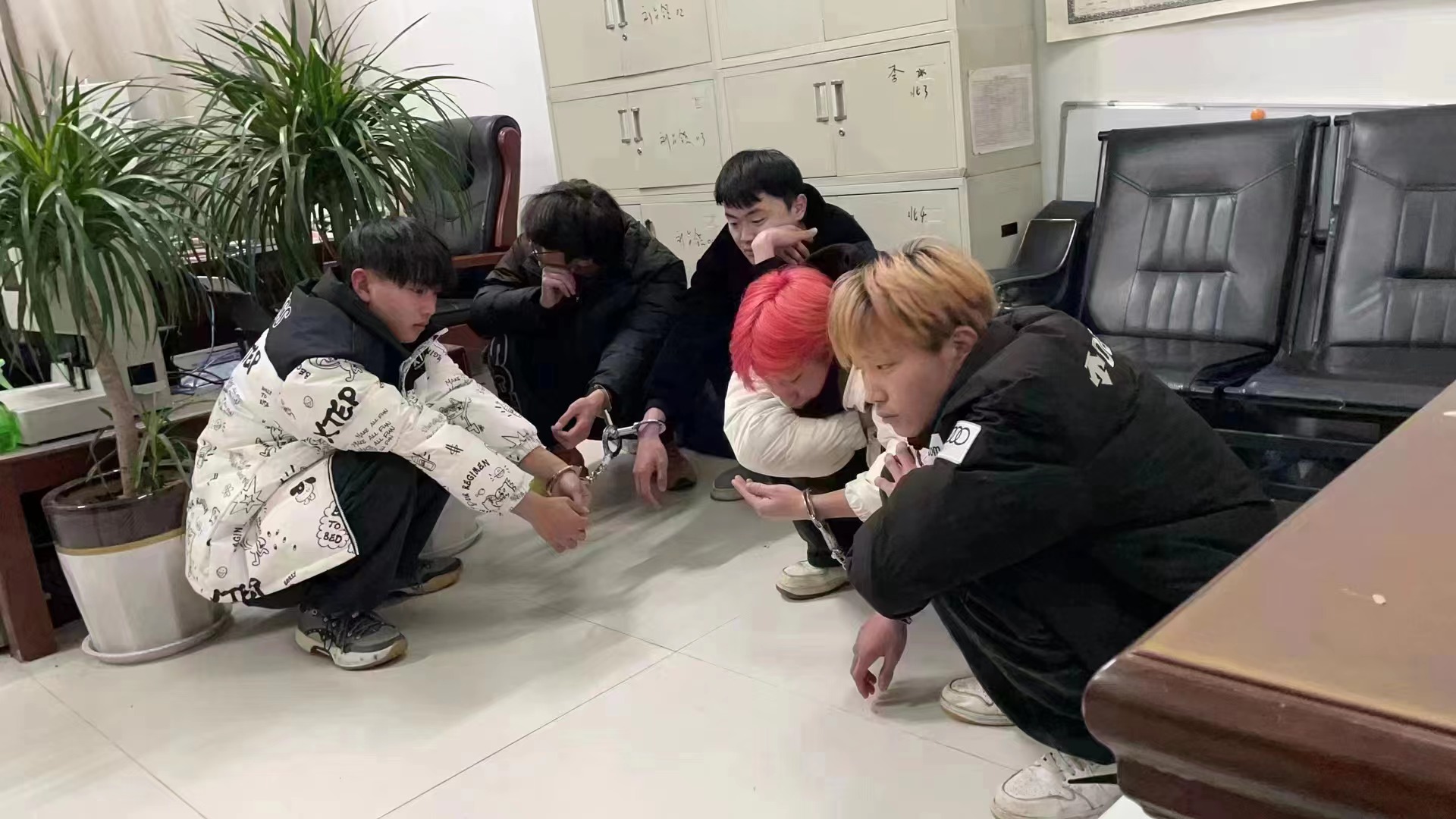 伍六柒 on Twitter: "@whyyoutouzhele 几个勇敢的小伙已经被抓。 https://t.co/sTn1ecuCGP" / Twitter