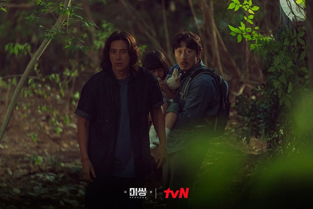 tvN on Twitter: "Will Wook and Pan-seok be able to escape danger and keep Alice safe? 🏃🏻‍♂️🧸 # ...
