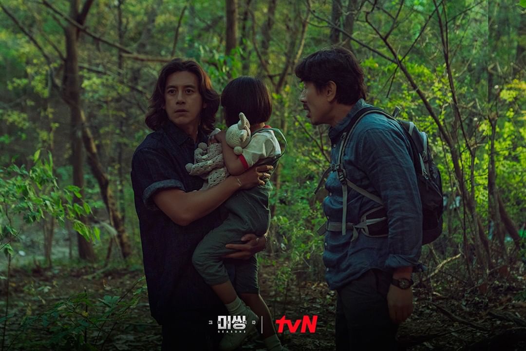 tvN on Twitter: "Will Wook and Pan-seok be able to escape danger and keep Alice safe? 🏃🏻‍♂️🧸 # ...