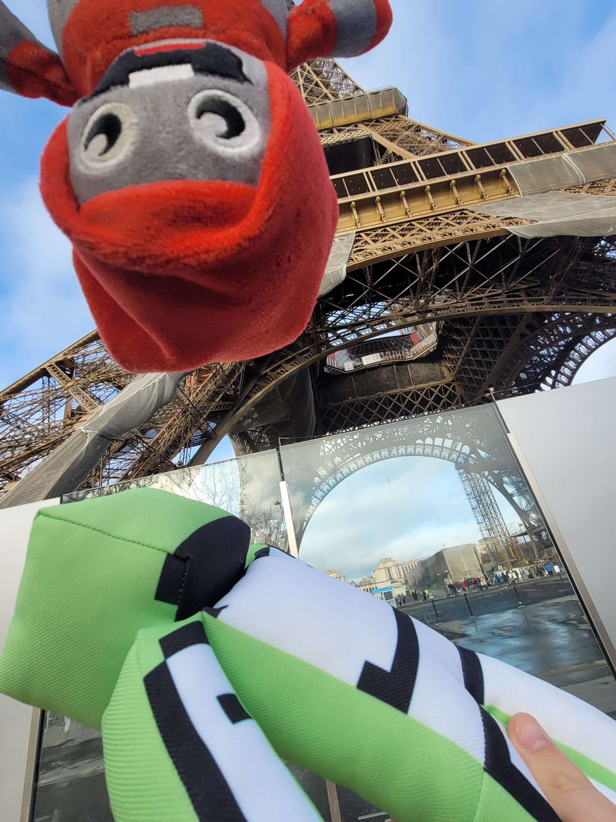 Sarah on Twitter: "These pictures tell a story: ExplodingTNT: WOAH the Eiffel Tower ...