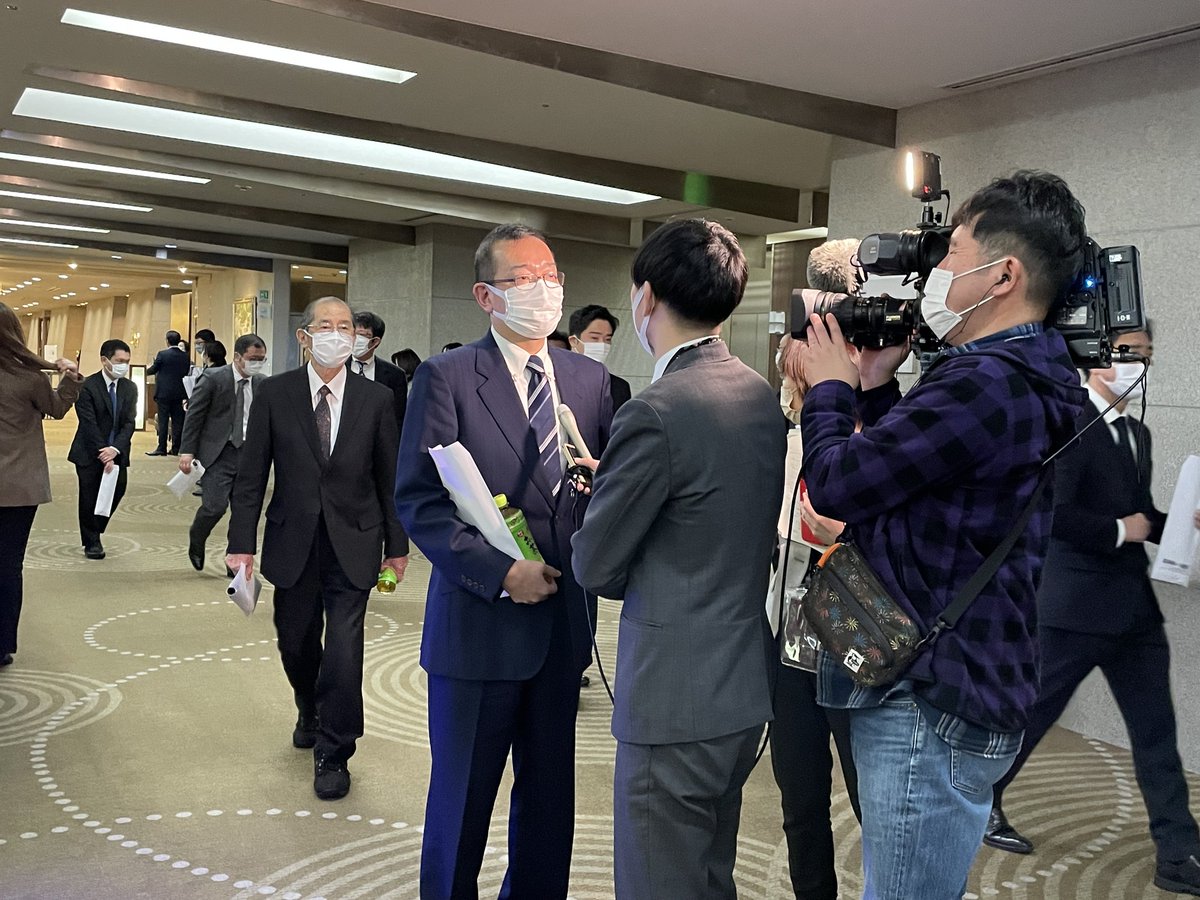 柿崎孝治 on Twitter: "津島淳自民党県連会長は取材対応 ! 来賓の挨拶は三村節では会場を盛り上げていましたが・・・・。 熟慮中 !! 三村知事は報道陣を交わして公務へと急ぎました ...