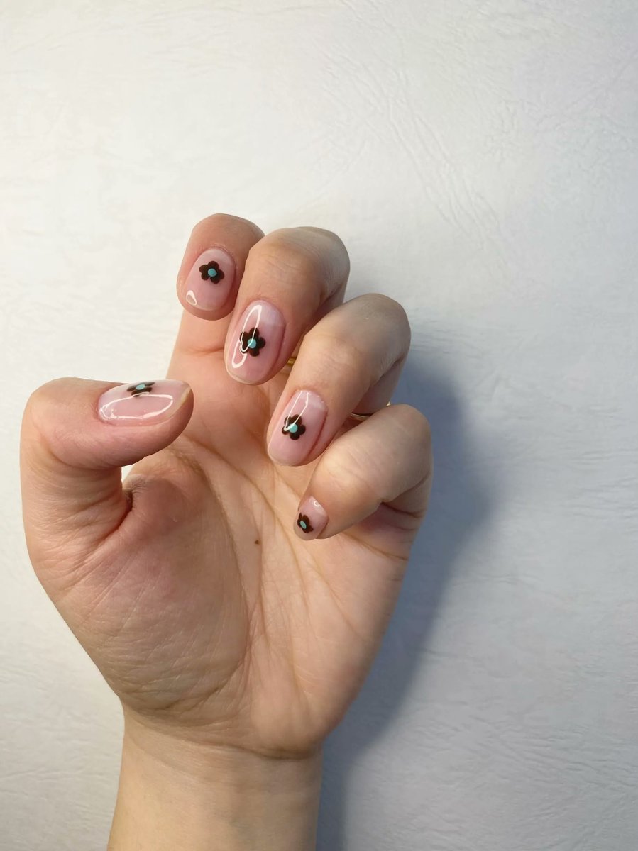 GINZA on Twitter: "【とっておきのセルフネイル】お花のデザインがキュート🥺https://buff.ly/3FcjZop"