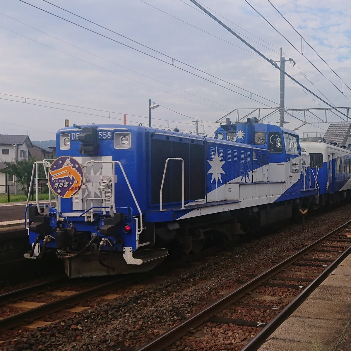 白い船 on Twitter: "牽引･入れ換えと #除雪 に使われる､#DE15｡2558号(画像)は､｢#奥出雲おろち号｣ 牽引機として､2021年まで使われました｡#木次線 #DE15の ...