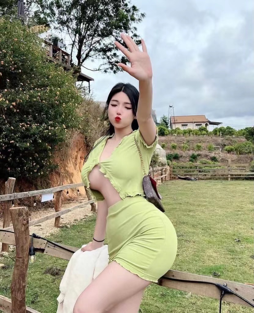 你家的性感小阿姨 On Twitter 发张旧照,好喜欢小鹿,有儿子和妈妈一起去吗?点赞里抽5个送视频!大奶子 反差