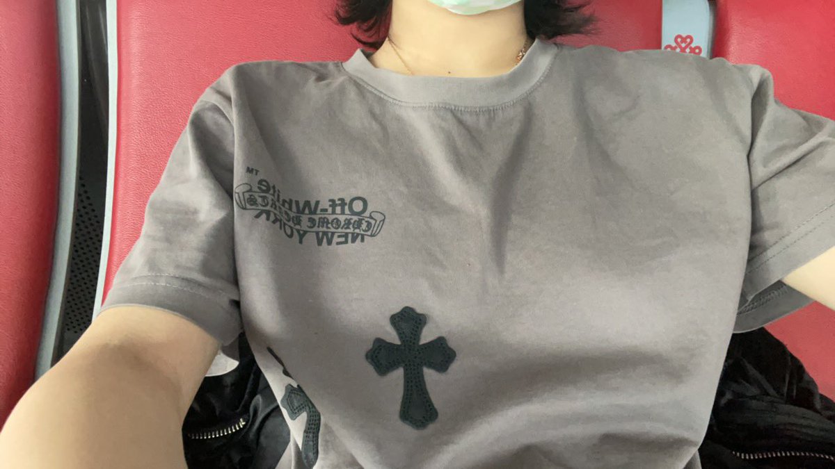彩虹狗 On Twitter 我特么跟你们说，今天懒得穿胸罩，里面穿了一件短袖，外面穿了个很厚的棉服然后来机场。过机场安检，外套得放在篮子里嘛，我就剩个短袖了，机场安检都查的比较仔细嘛，她