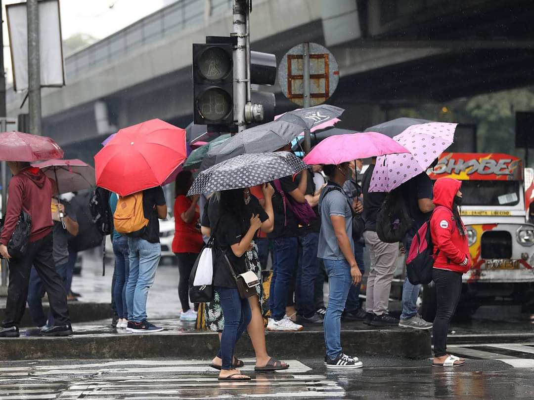 Philippine News Agency on Twitter: "Commuters, armed with umbrellas to protect themselves from ...