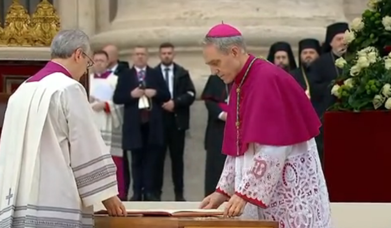 Depositan el evangelio en el féretro de Benedicto XVI El Maestro de ceremonias Diego Ravelli y ...