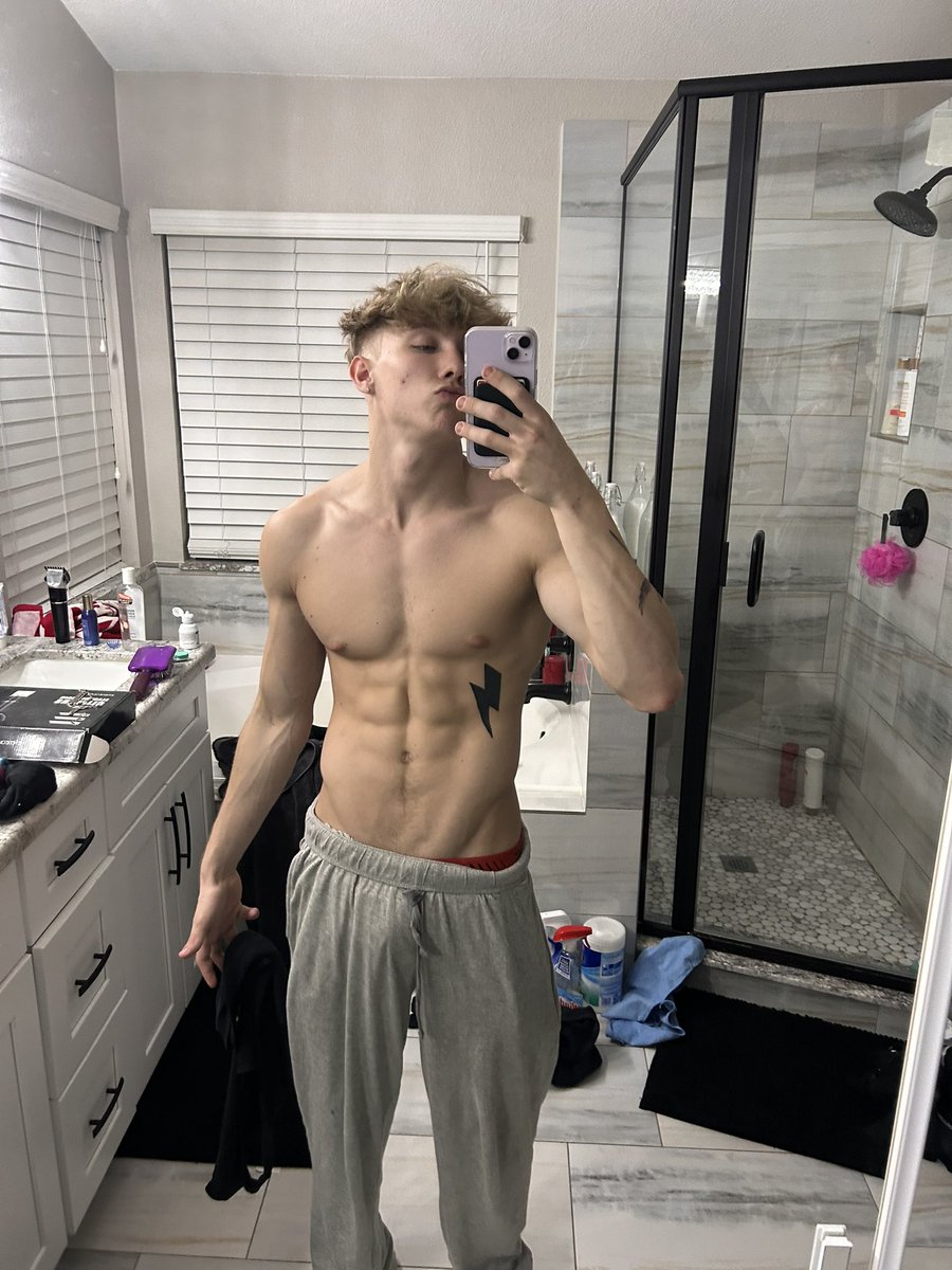 Blake Hoffman on Twitter: "#muscle #vlime #arms #chest #muchle #cashpig #send"