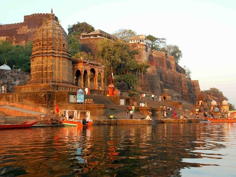 ⚜️A temple town on the bank of Narmada River, Maheshwar is situated in ...