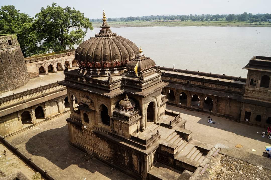 ⚜️A temple town on the bank of Narmada River, Maheshwar is situated in ...