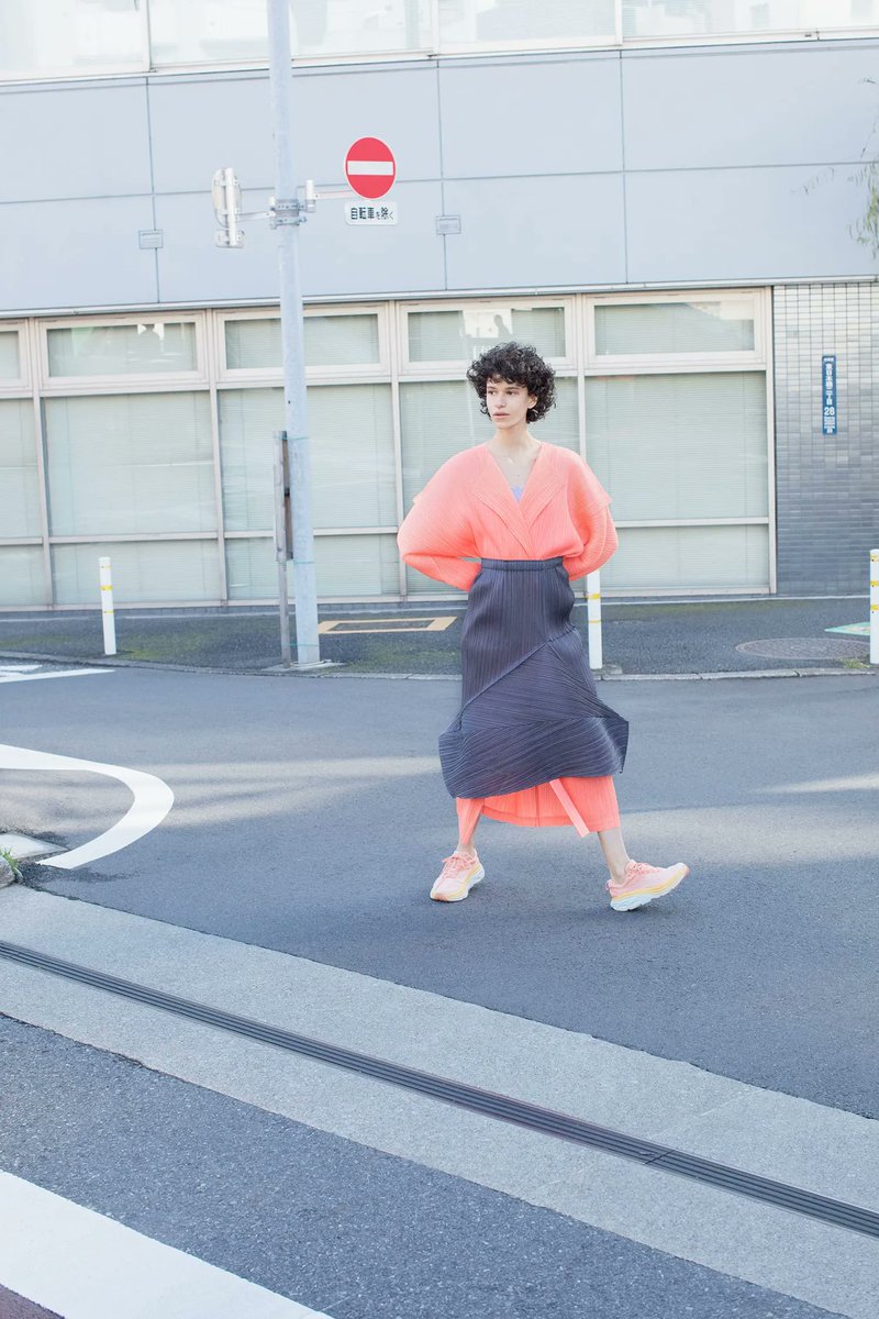 GINZA on Twitter: "〈プリーツ プリーズ イッセイ ミヤケ〉の新作 長い丈とドロップしたショルダー、そしてゆったりとした袖が羽織るだけで動きのあるスタイリングへと導く ...