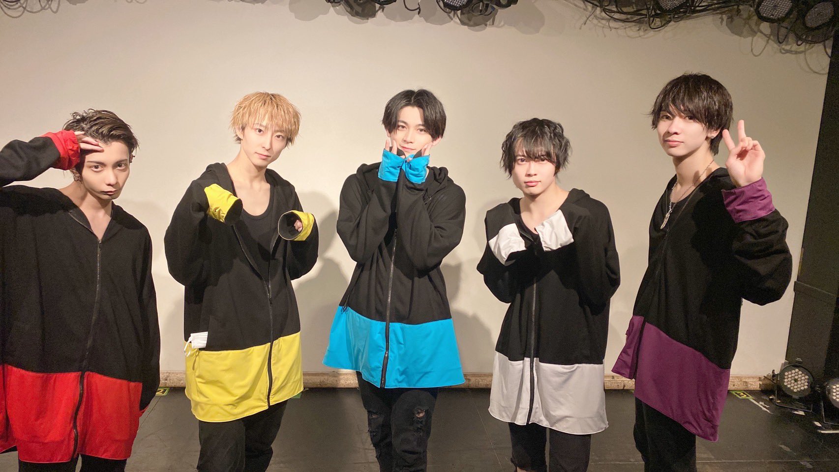 RUSH300【公式】 on Twitter: "本日2023年初定期公演🐰ありがとうございました！ くじ引きにより今月からMCの並び順がこの集合写真の並び順に変わりました💫 2月はまた新しく ...