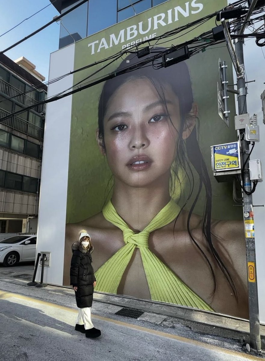 JENNIE CHILE on Twitter: "Recent photos of fans posing with #Jennie ads!"