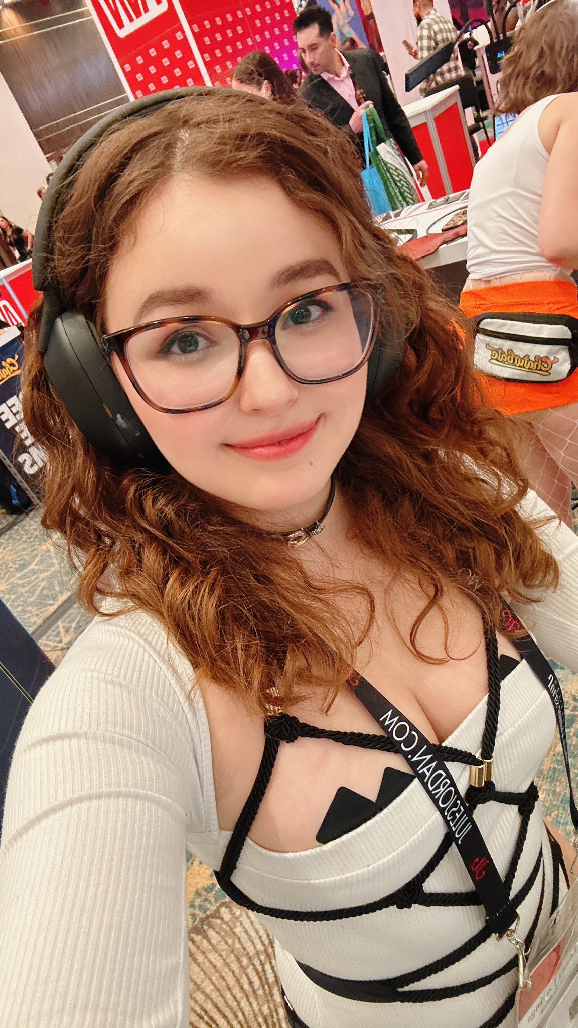 Leana Lovings 💕 on Twitter: "I’m at the Chaturbate booth at AVN! Come find me? 💕 Catch my stream ...