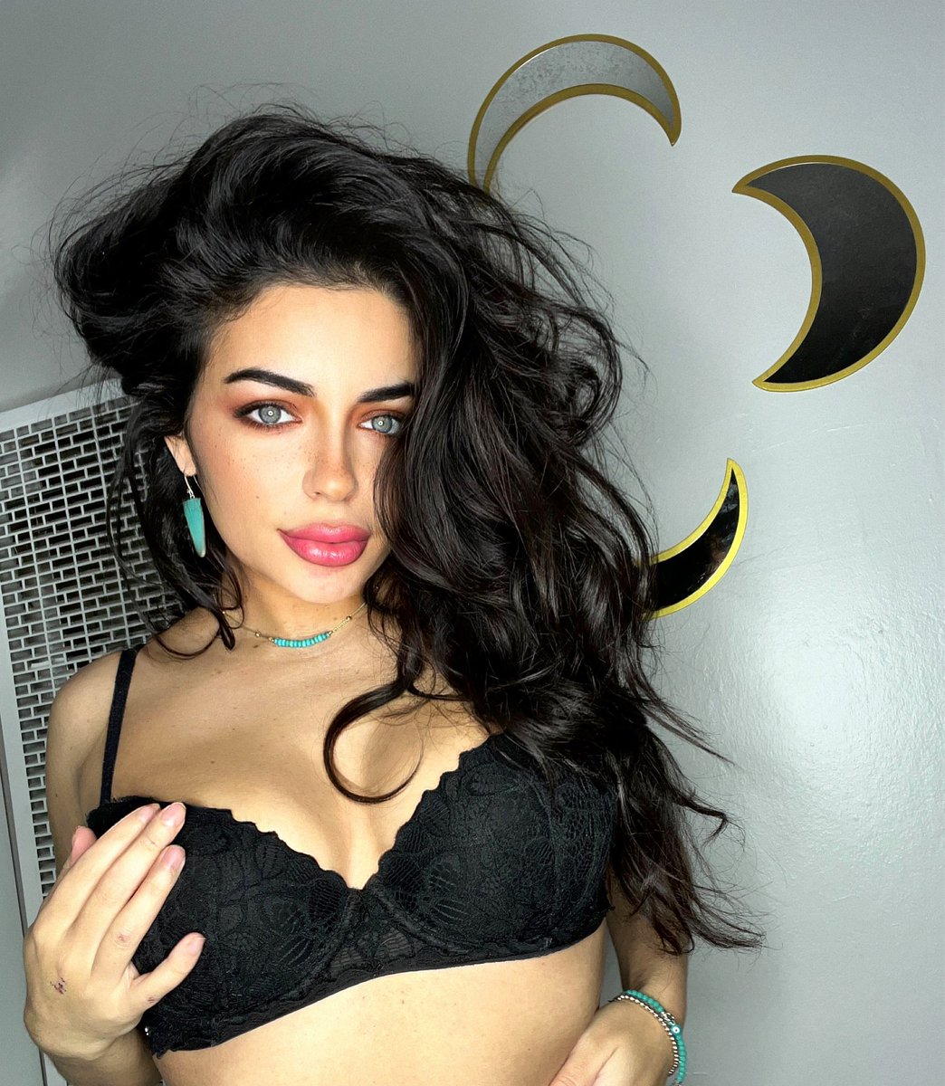 Chica de Calendario on Twitter: "Christina Enaa, una deliciosa morenaza en sexy lencería negra 😍 ...