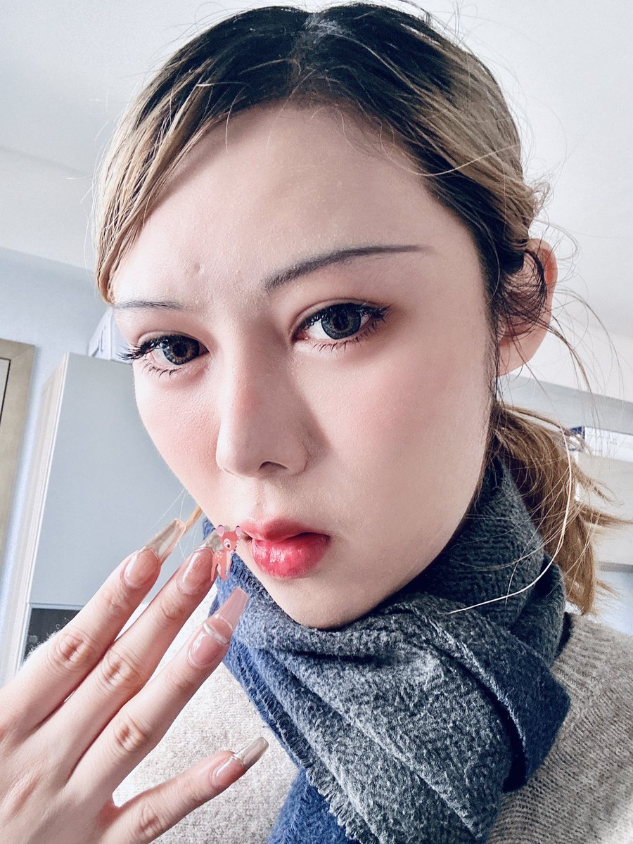 唉我的腿是真的好看哈哈 不当人妖婊子太可惜了555 身材好人美底子好的话🤣 出门前随手5分钟撸个淡妆 衣柜里随便拿件衣服出来套上 出门上班都很好看!🎀 同事们也见怪不怪了 目标就是尽快学会伪音