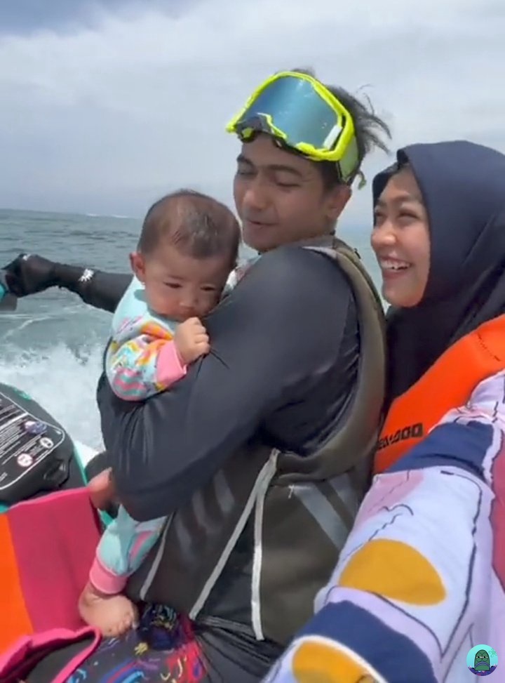 Tanyarl ㅡ Dilarang 🔞 on Twitter: "💚 Kasian kamu dek. Emak bapakmu pake pelampung supaya gak ...