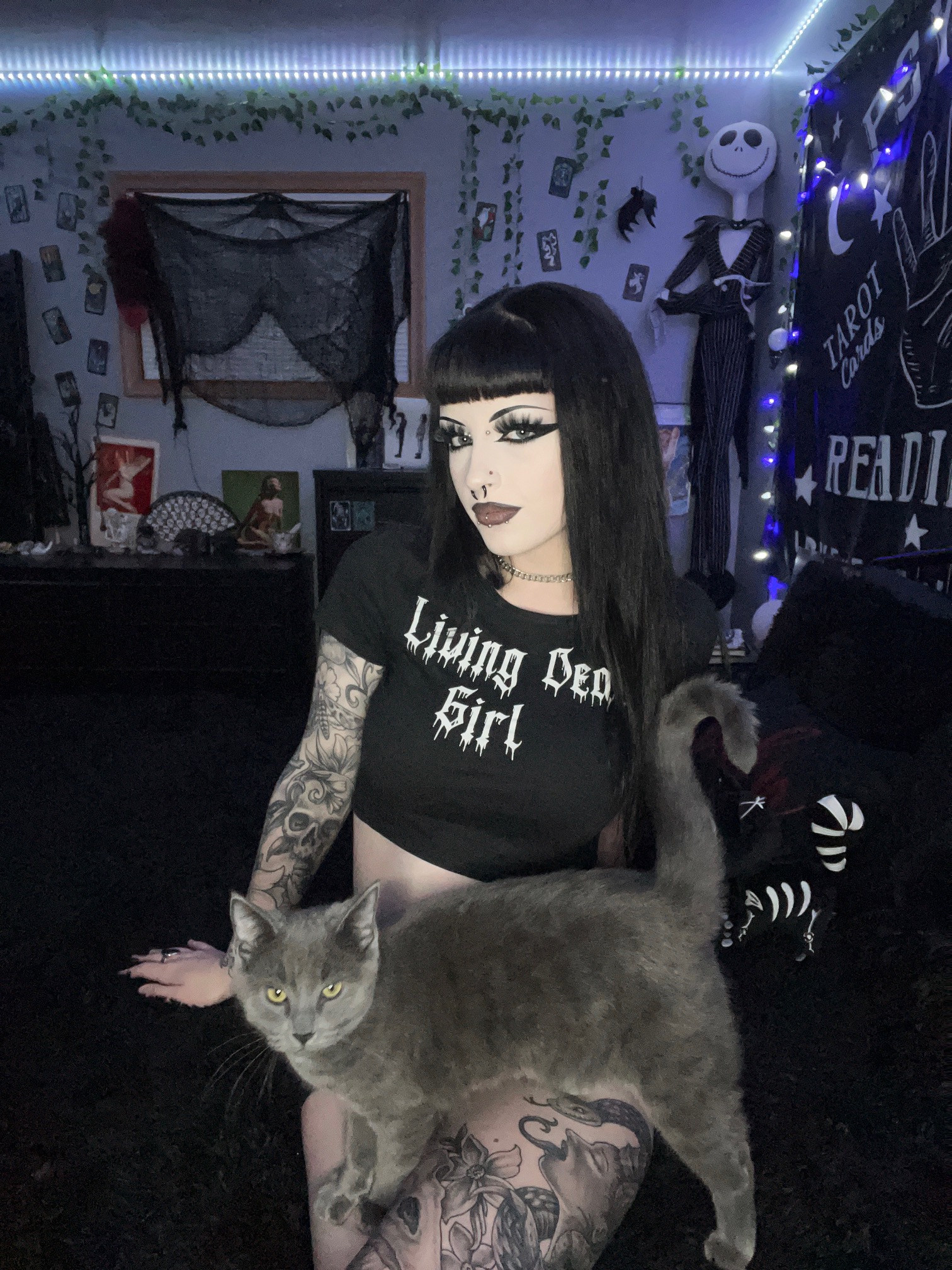 On Twitter We Just Luv This Pic Of Alyssarayn Hanging Out With Her Feline