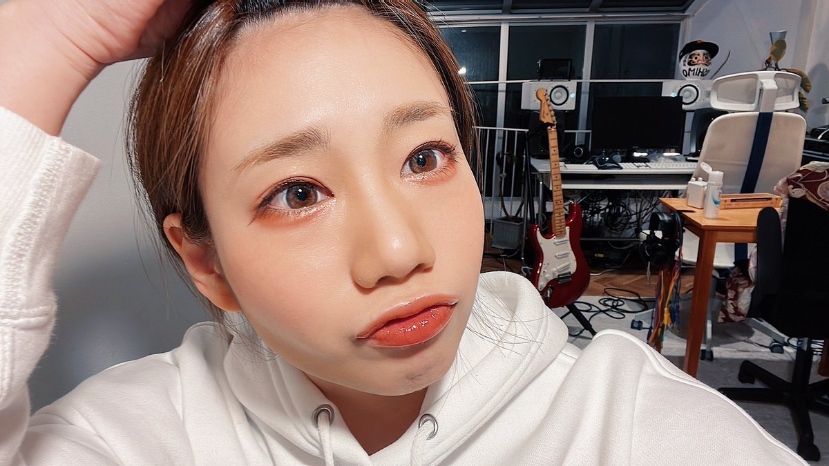 MOSHIMO Vo/Gt.岩淵紗貴 on Twitter: "久しぶりのカラコン👀"