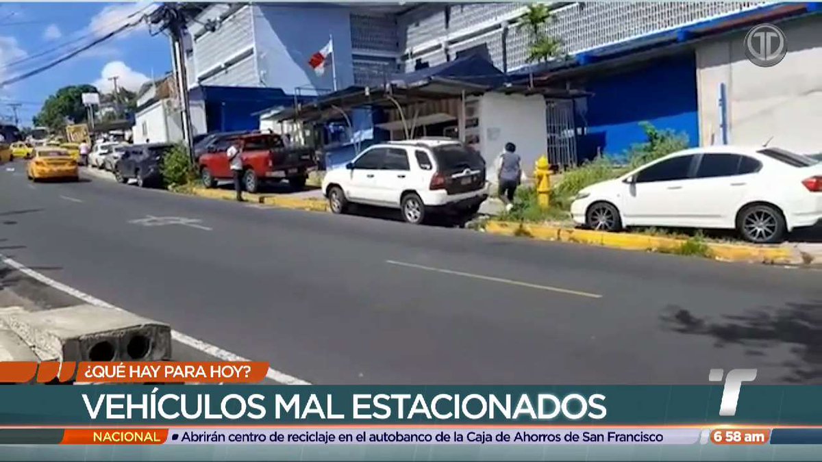 Vehículos mal estacionados se toman la acera en los predios de la policlínica Manuel María ...