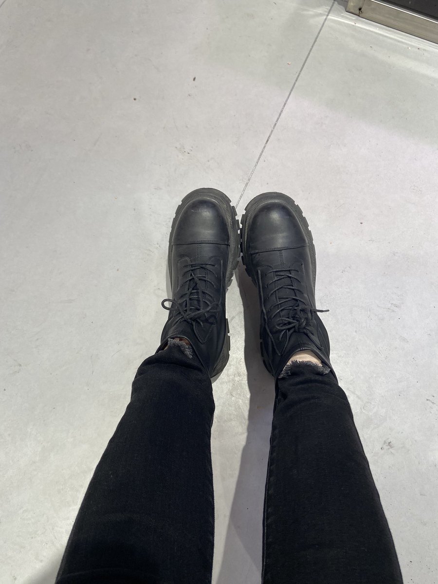娅咪酱原味 On Twitter 马丁靴女孩,粉色🧦味道很浓郁,因为今天走了很多路,置办了年货,又酸又香 原味卖家 原味棉袜 马丁靴