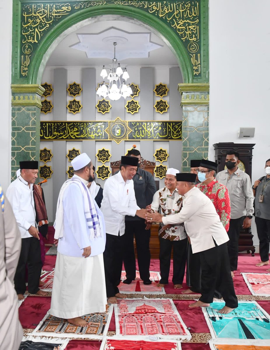 Jumatan di Masjid Ahmad Yani Manado, sepulang dari Pulau Bunaken. Joko ...