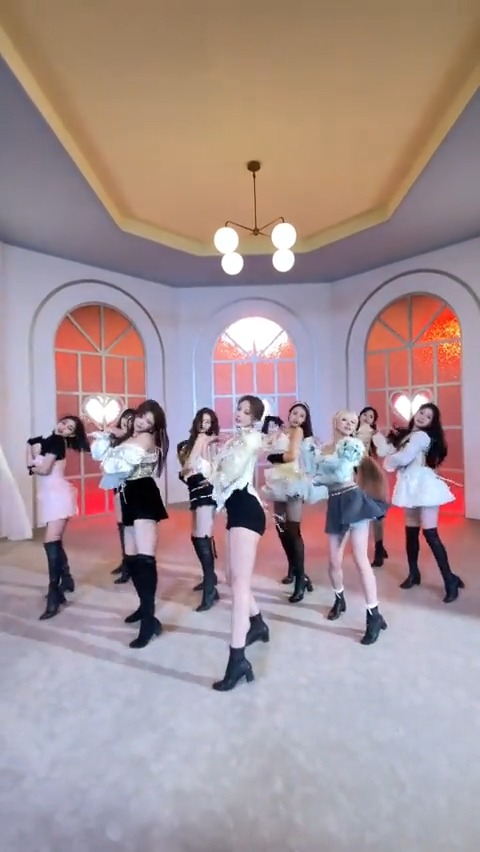TWICE on Twitter: "Dancing in #MOONLIGHTSUNRISE☀ (SUN ver.) https://vt.tiktok.com/ZS8SrcAsX/ 💗 ...