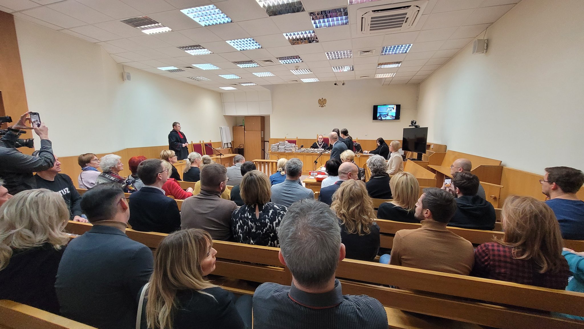 Lex Super Omnia on Twitter: "Rozpoczyna się proces prok. Justyny Brzozowskiej. Pełna sala ...