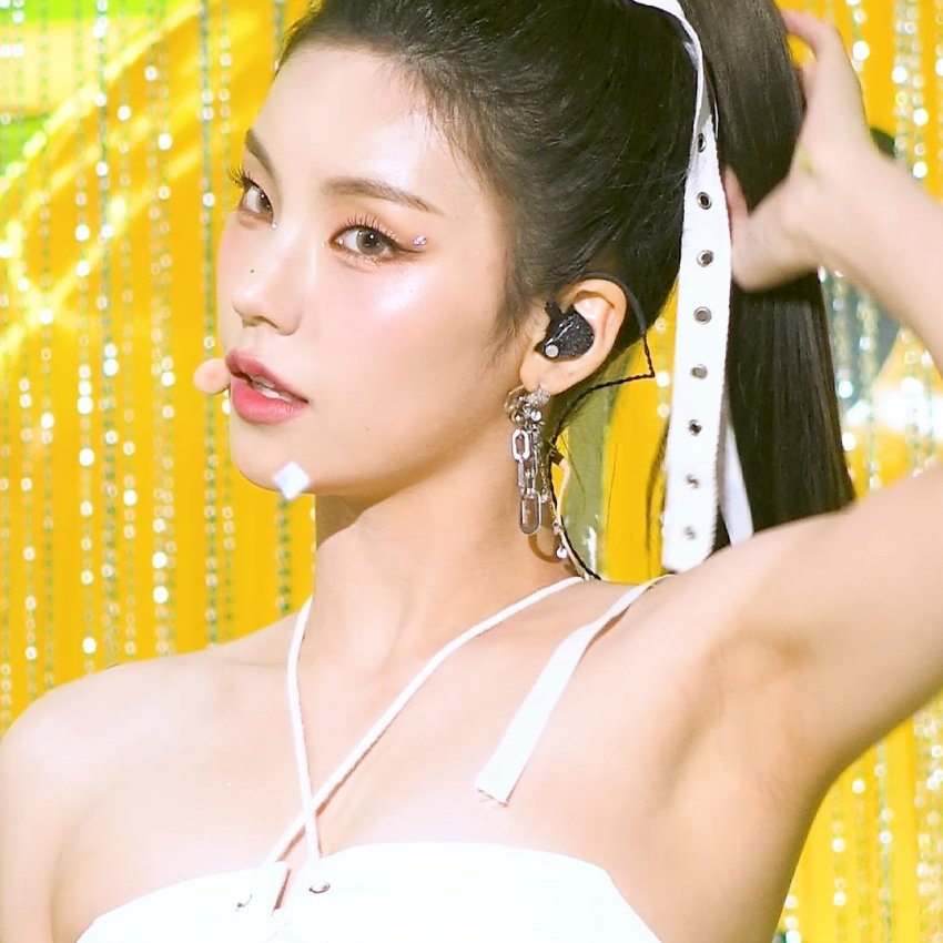 🇰🇷 𝘼𝙧𝙢𝙥𝙞𝙩 𝙂𝙖𝙡𝙡𝙚𝙧𝙮 💎 on Twitter: "Yeji - ITZY https://bltly.link/IdN9URv"