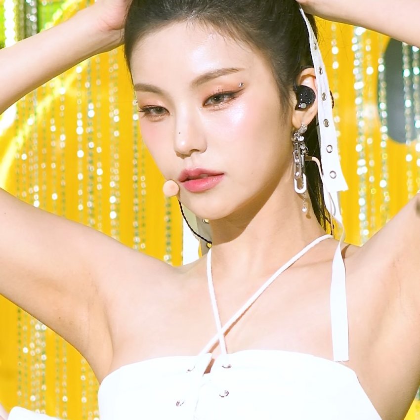 🇰🇷 𝘼𝙧𝙢𝙥𝙞𝙩 𝙂𝙖𝙡𝙡𝙚𝙧𝙮 💎 on Twitter: "Yeji - ITZY https://bltly.link/IdN9URv"