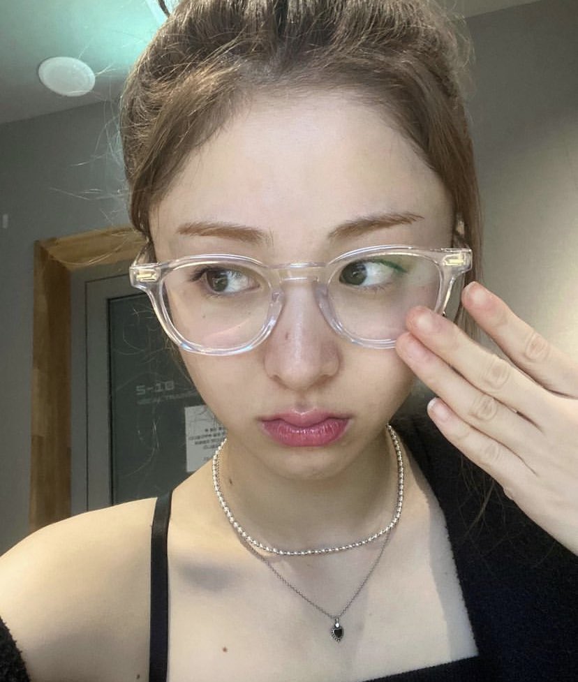 ssera pics fan account on Twitter: "YUNJIN WITH GLASSES https://t.co/818aW8h1Pa" / Twitter